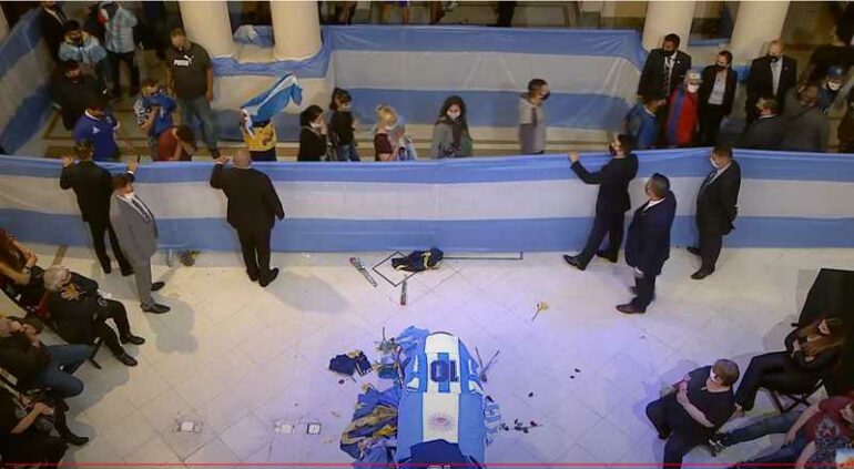 Diretta - Camera ardente per Maradona in massa per salutare D10S