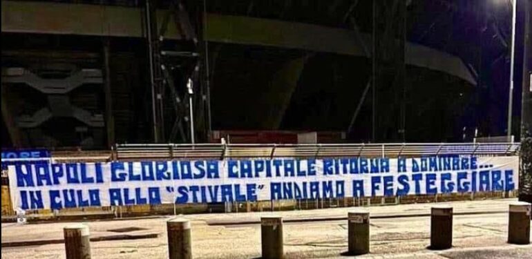 "Napoli gloriosa capitale ritorna a dominare" il nuovo striscione - FOTO