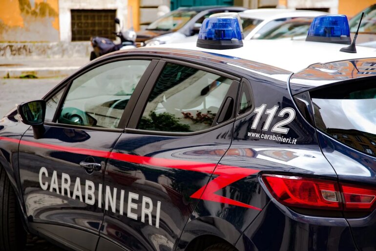 Panico a Napoli: uomo morde l'orecchio del padrone di casa, esplode la ...