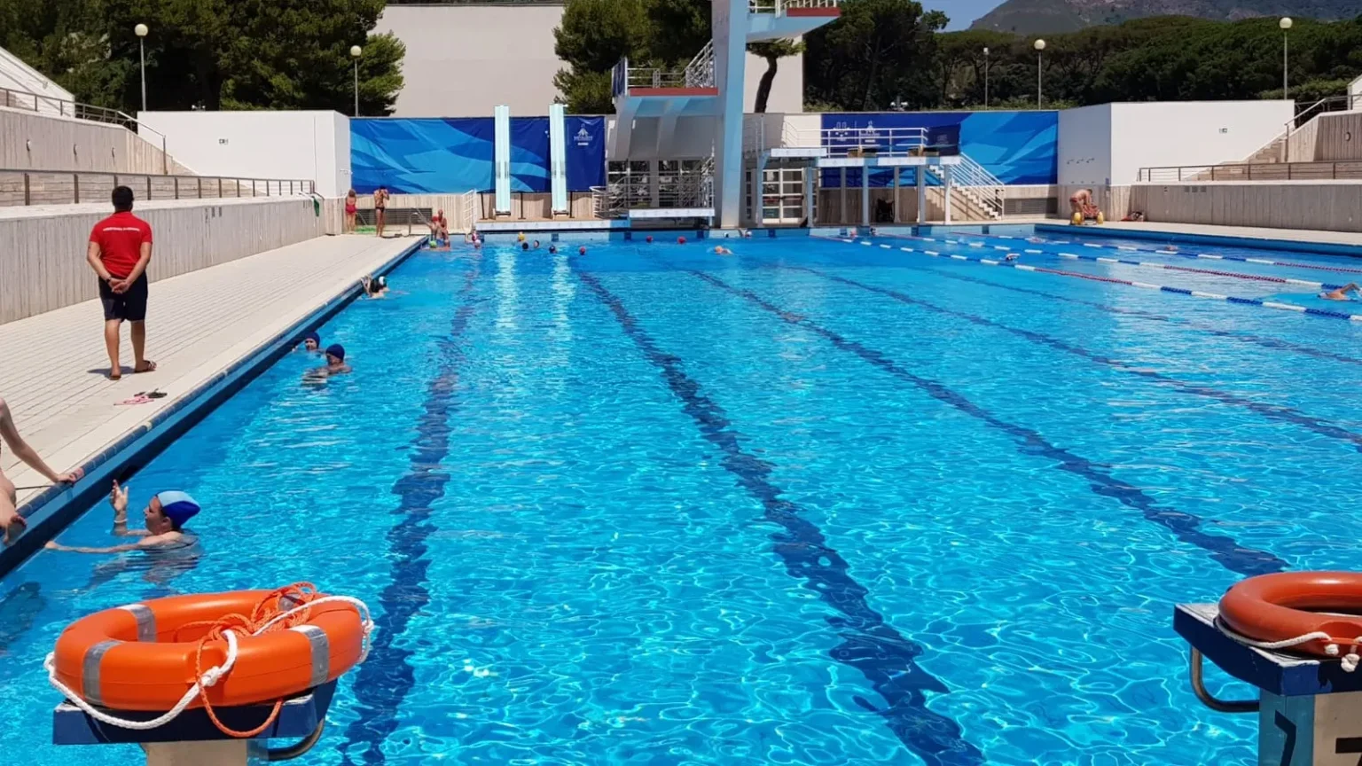 La piscina più suggestiva di Napoli riapre: scopri prezzi e dettagli ...